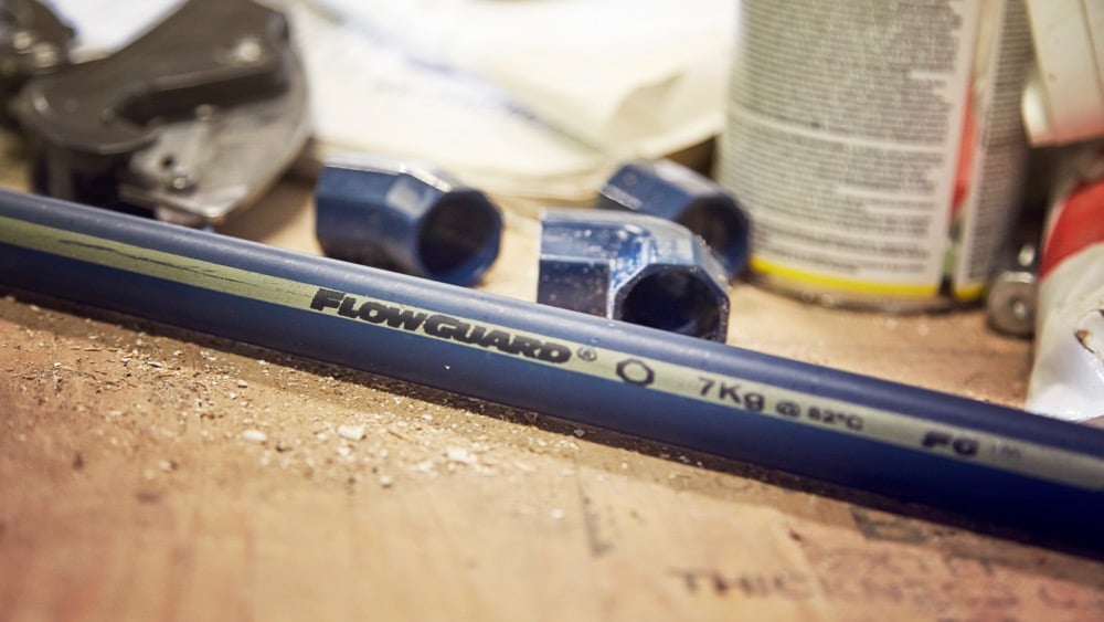 CPVC azul FlowGuard® vs CPVC genérico: diferencias de desempeño